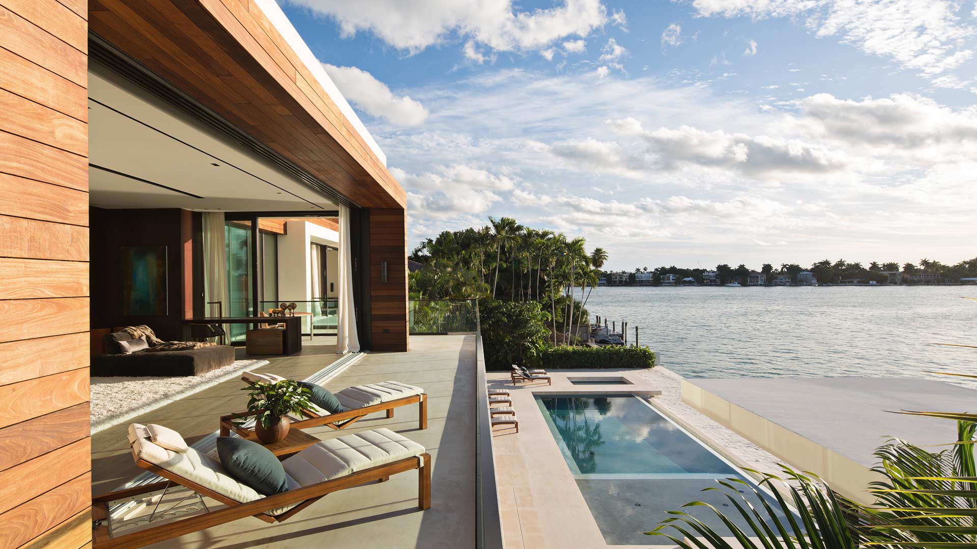 Casa Clara: a pieds dans l'eau villa in Miami | One Listone Giordano