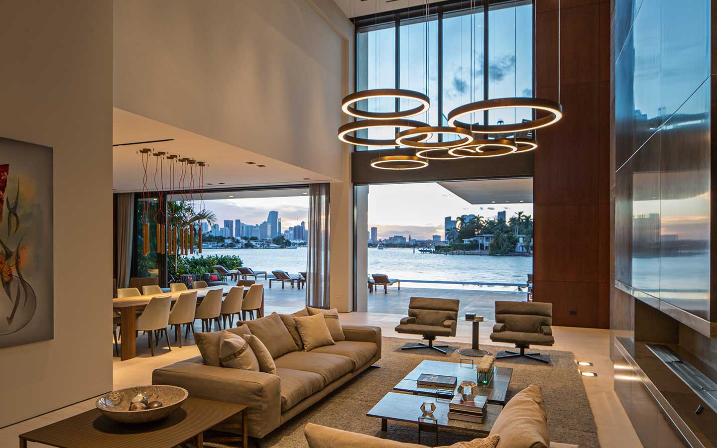 Casa Clara: a pieds dans l'eau villa in Miami | One Listone Giordano