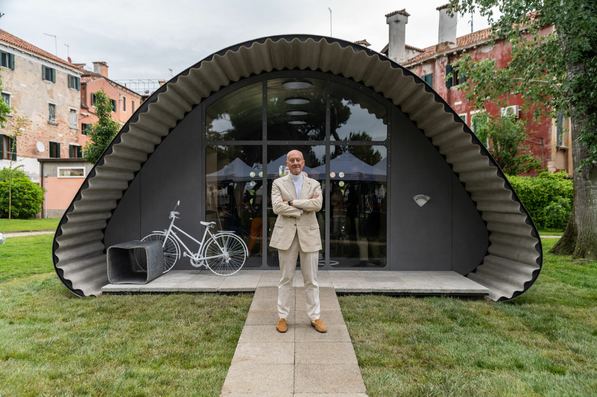 Sir Norman Foster lancia la “casa essenziale” per rifugiati alla ...