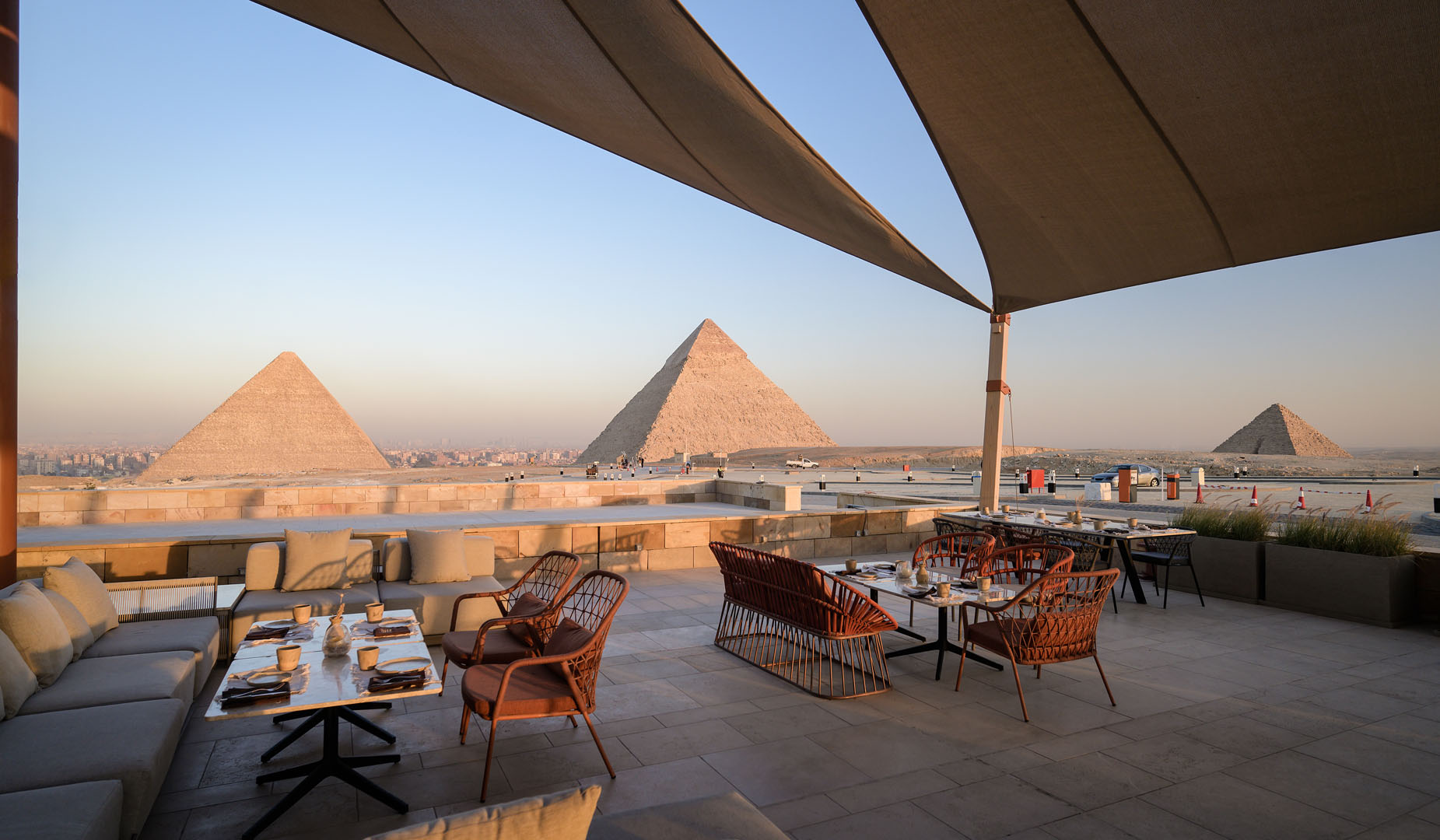 Un restaurant gastronomique avec vue sur les pyramides de Gizeh ...